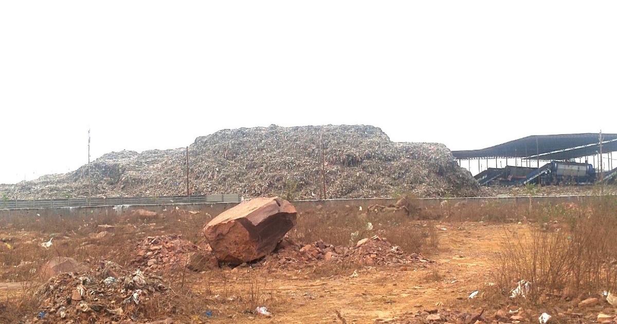 In the shadow of waste mountains: An open, unmanaged landfill in Bhopal ...